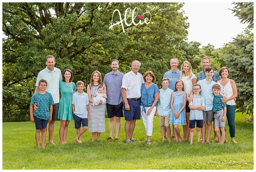 What to Wear for Large Group Family Photos - Allie.Photo